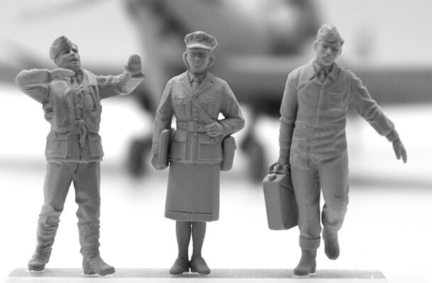 ICM DS4802 WWII RAF Airfield Diorama Set with 7 Figures & 2 Spitfires 1 ...