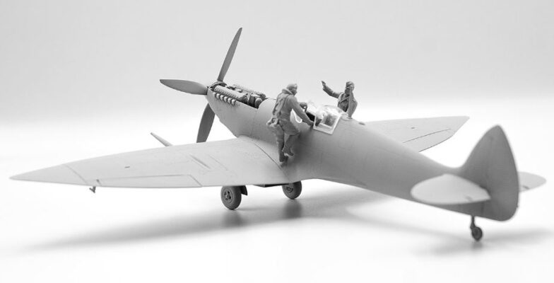 ICM DS4802 WWII RAF Airfield Diorama Set with 7 Figures & 2 Spitfires 1 ...